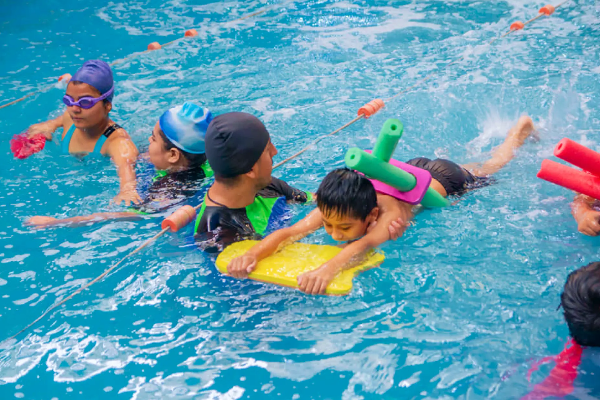La Importancia de la Tabla de Natación en tu Entrenamiento - Oasis Academy